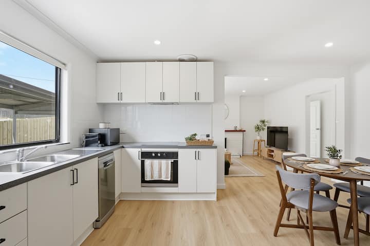 New! Hobart Family Home • Airport & City Close - Tasmania