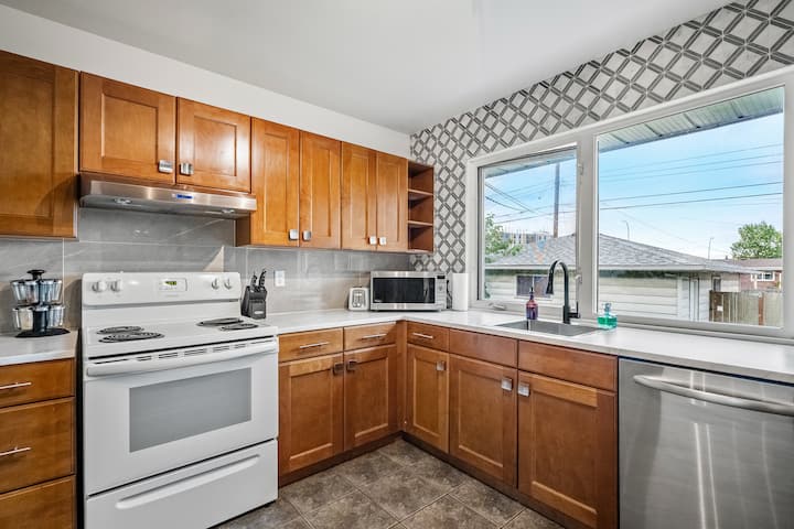 Calgary 3br Home | Pet-friendly | Free Parking - Calgary