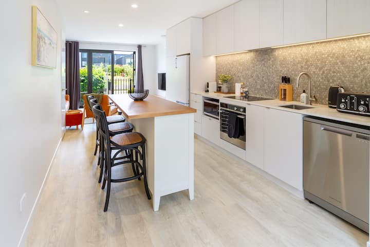 Polished Urban Stay Near Christchurch’s Best Spots - New Zealand