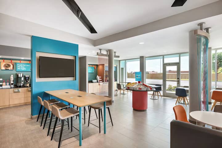 Queen City Victorian King Suite With Pool & Gym - Staunton, VA