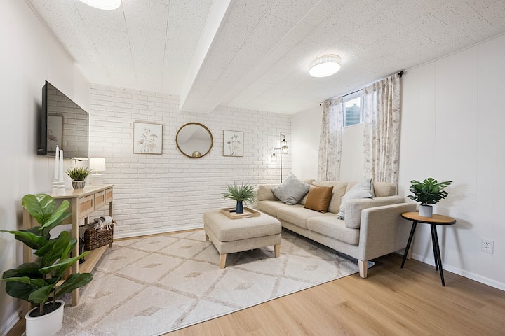 Peaceful, Light-filled Denver Retreat! - Thornton, CO