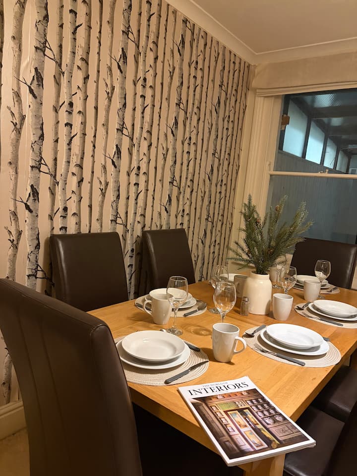 Estokova Haven Sleeps 9 - Free Parking - Swindon