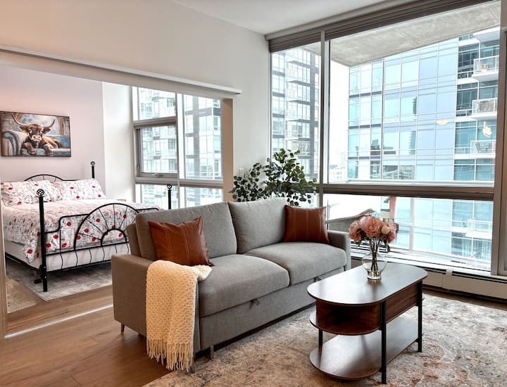 The Ranch! Walk To Stampede/lrt Best Eats & Shops - Calgary