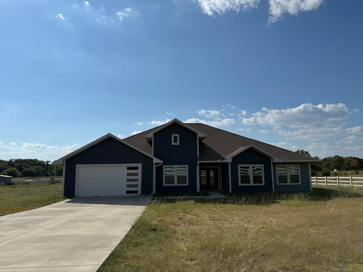 Countryside Escape: Modern Teal Blue Home - Point, TX