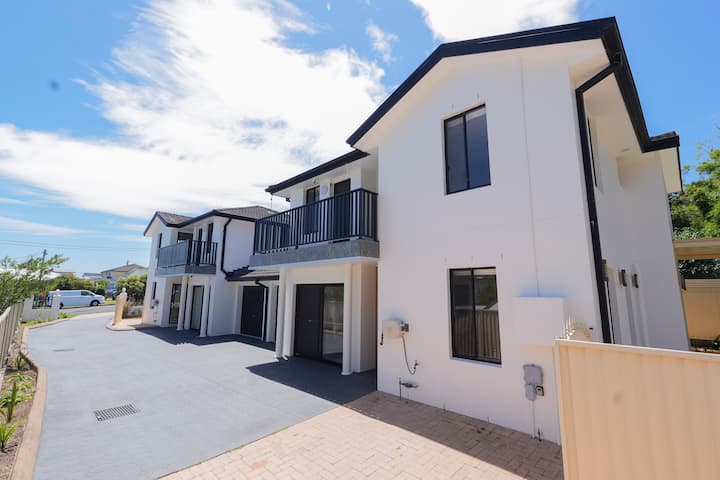 2 Charming Duplexes With Lake Outlook - The Entrance