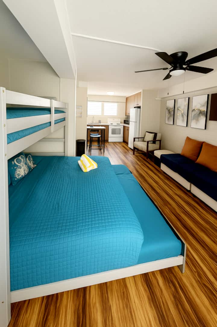 Retro Surfpad W Kitchen Pool, Slp 8! Blks 2 Beach! - Honolulu, HI