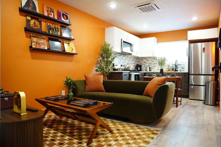 The Tangerine Retreat - Retro Dallas Downtown Vibe - Dallas, TX