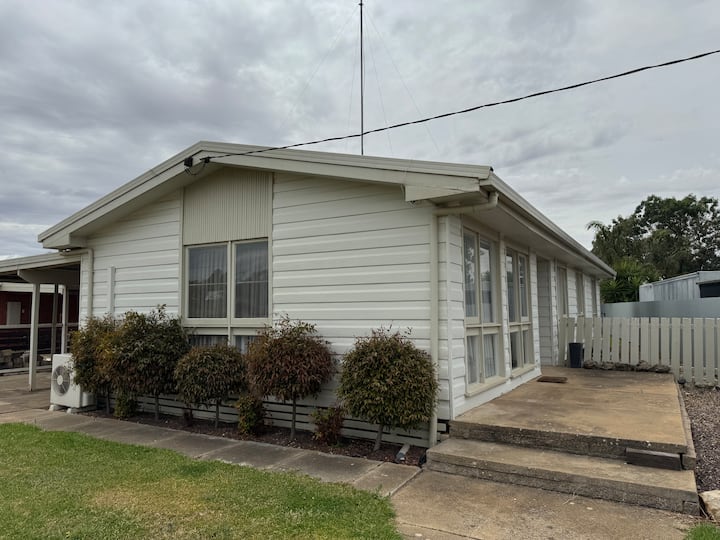 4 Bedroom Home In Warracknabeal - Warracknabeal