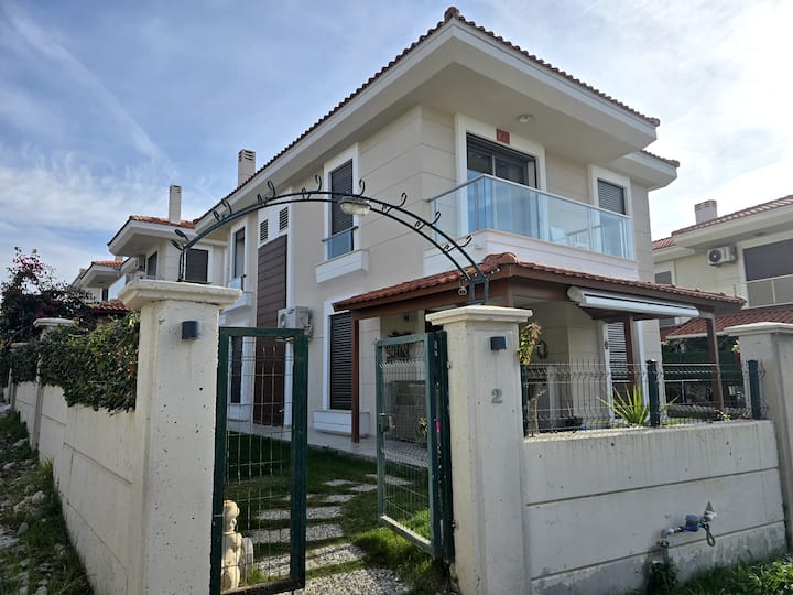 Müstakil, Bahçeli, Full Eşyalı Konforlu Villa - Ildır
