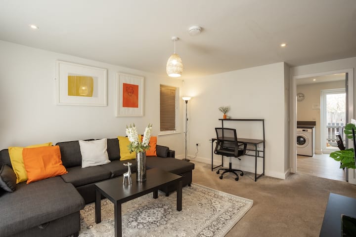 Modern 3-bed Home With 2-car Parking In Nottingham - Nottingham