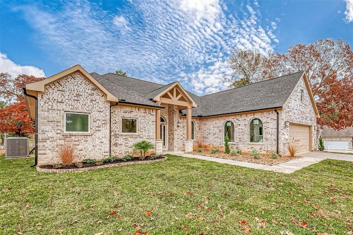 Nothing To Do Here But Relax! Ren Fest Close By. - Texas Renaissance Festival