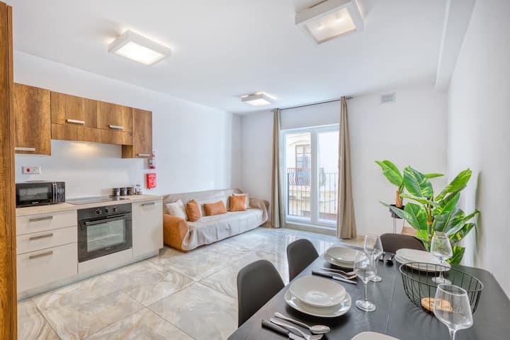 Thirtynine Bright Apartment Steps From Balluta Bay - Valletta
