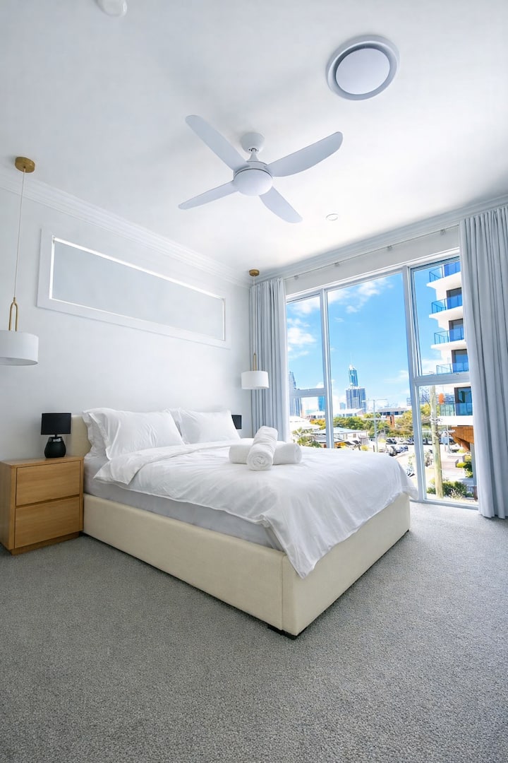 Modern Surfers Paradise Home | Walk To Beach - Surfers Paradise