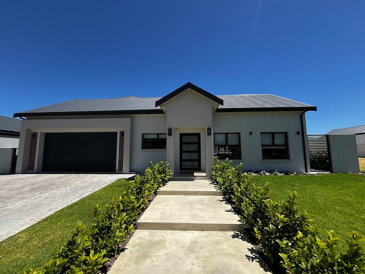 Paarl Family Estate Getaway • Central • Pool - Paarl