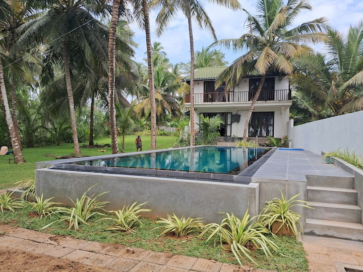 Oceanfront 4br Villa With Pool And Beach Access - Sri Lanka