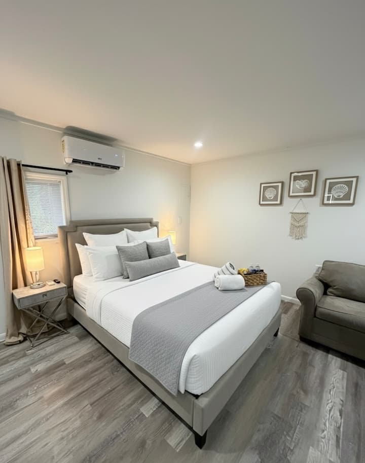 Just 7 Miles Away From The Airport And Beach! - Fort Lauderdale, FL