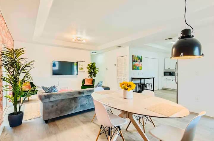 8br Pool Reatreat • Fenced Yard - Miami, FL