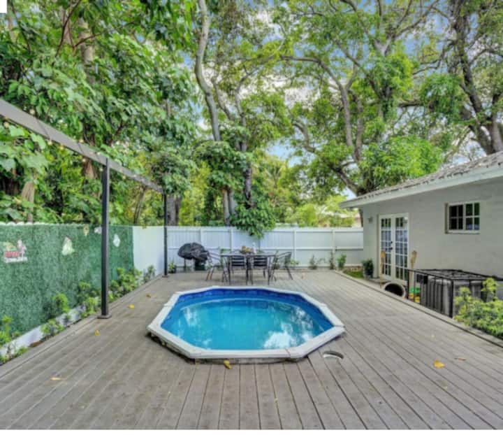 8br Pool Reatreat • Fenced Yard - Miami