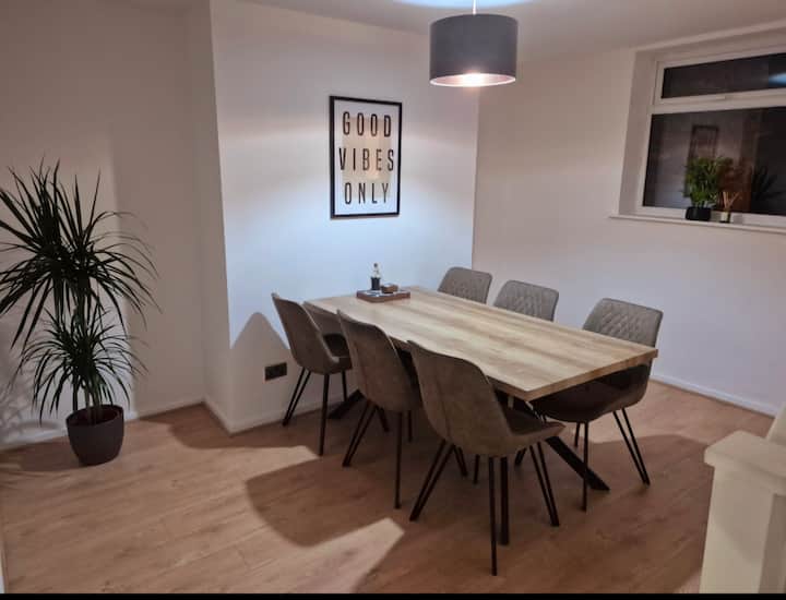 Cosy 2 Bedroom House In Macclesfield - 메이클즈필드