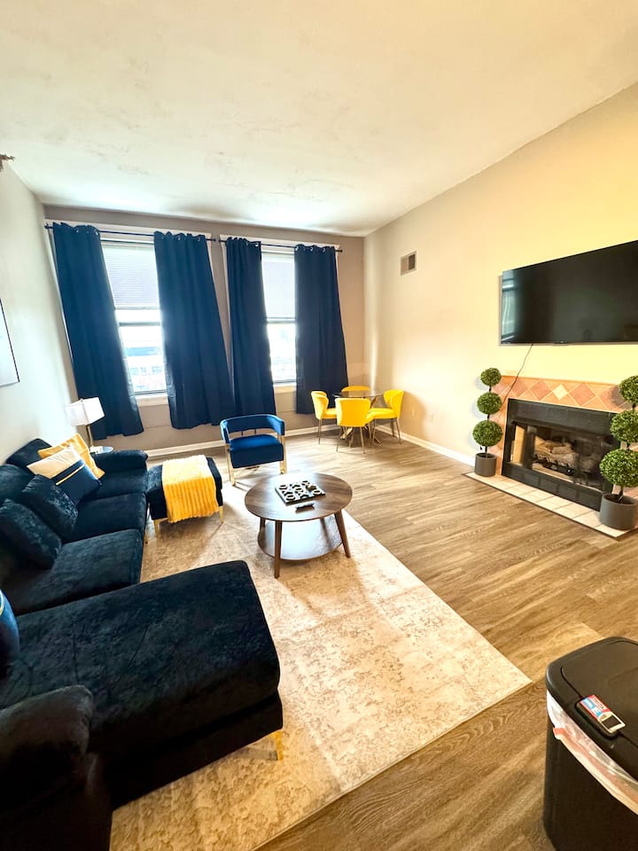 Chic Azure Loft / 2 Bdrm / Downtown Walkable - Cleveland, OH