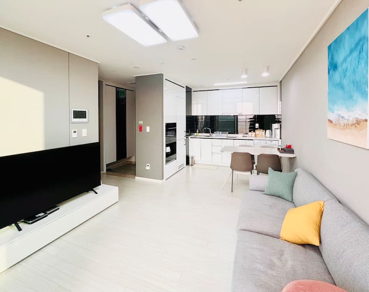 호텔&펜션#4인 투룸(침대2,한실1)#해변 앞#깨끗한 숙소#경포,중앙시장,주문진 여행 - Gangneung-si