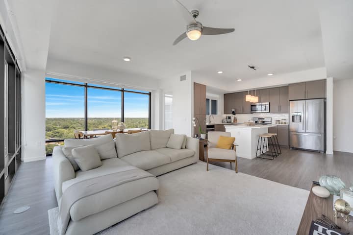 Luxury Stunning Lake Eola & Orlando Skyline Views - Orlando, FL