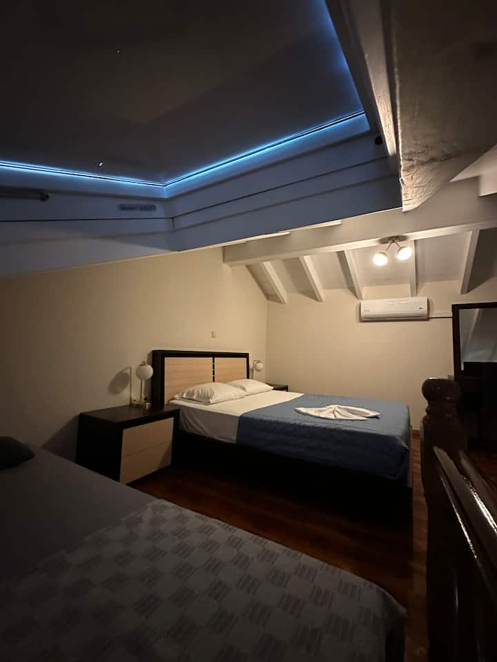 Ο χώρος του ΝΙΚΟΛΑΟΣ ΠΑΝΣΙΟΝ με θέα στο μπούρτζι - 