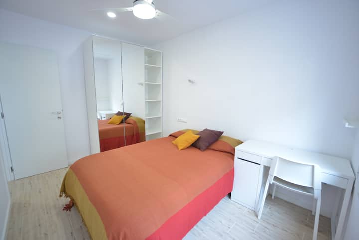 Bright Exterior Double Room In Modern Coliving - Barcelona