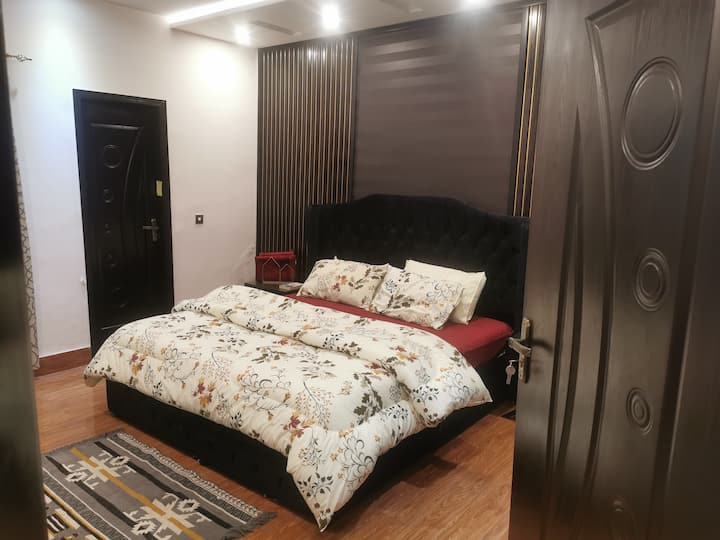 Just 5 Minutes Away From Airport - Lahore