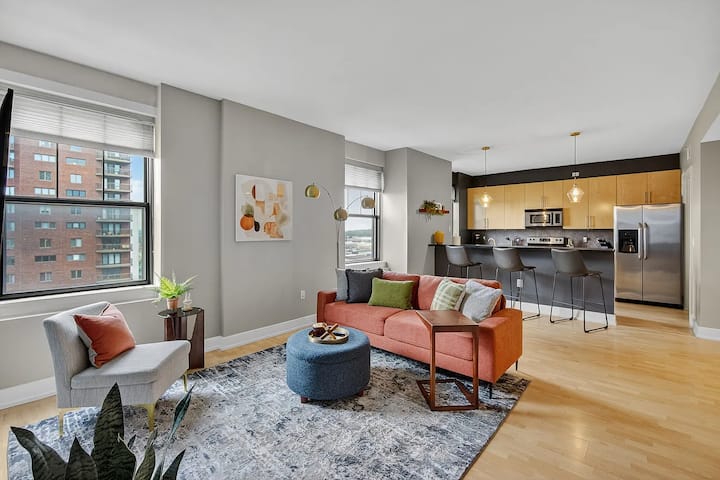 10th-floor Kirkwood Condo | River View Downtown - Des Moines, IA