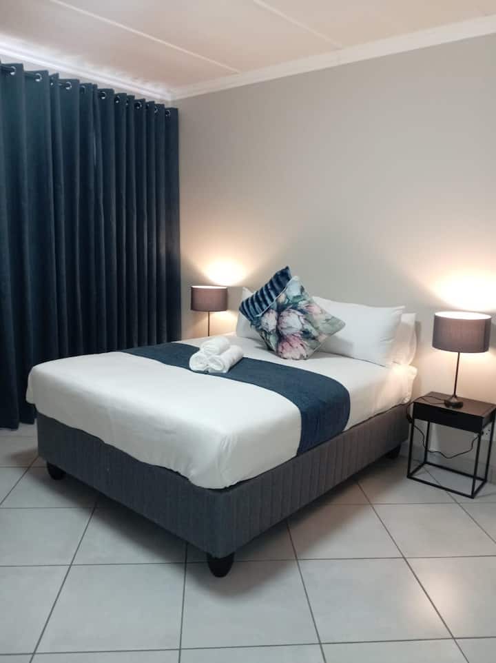 Modern 2br New Redruth Apartment With Full Kitchen - Alberton