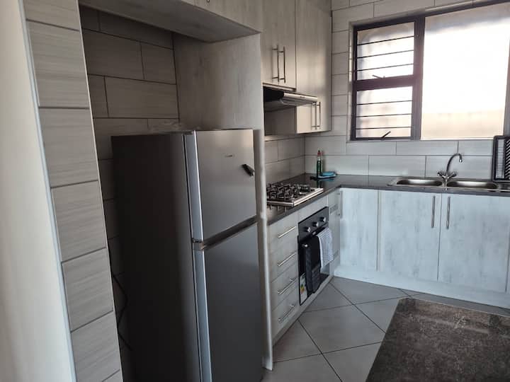 Modern 2br New Redruth Apartment With Full Kitchen - Alberton