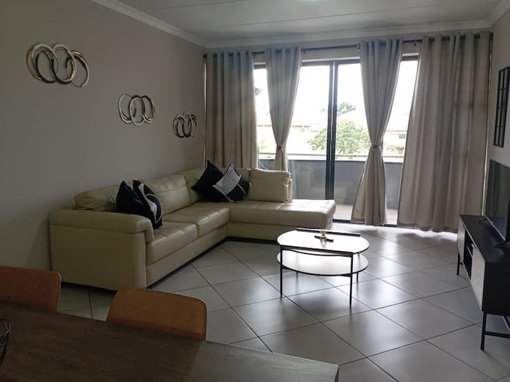 Modern 2br New Redruth Apartment With Full Kitchen - Germiston