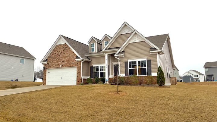 Charming Farmhouse Stay W/ Double Garage • 3br/3ba - Shady Lake, Garner