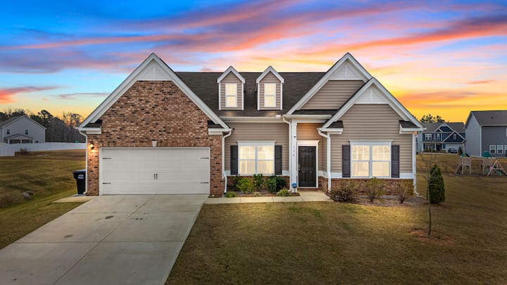 Charming Farmhouse Stay W/ Double Garage • 3br/3ba - Clayton, NC