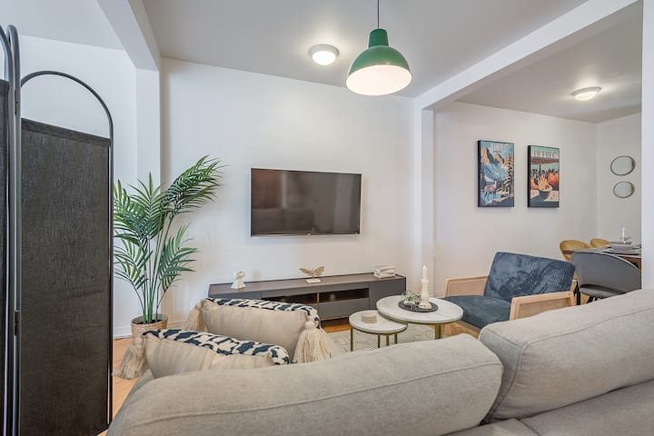 Stylish Loft Retreat | Prime Location | Sleeps 8 - Laval, Canada