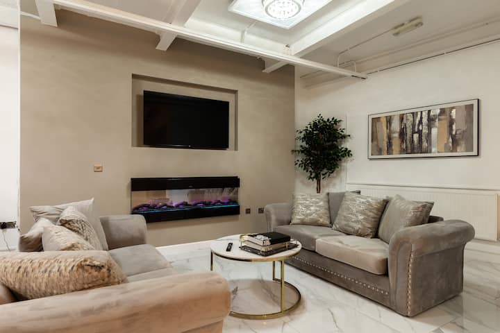 Skyway Luxe Stay + Jacuzzi - Salts Mill