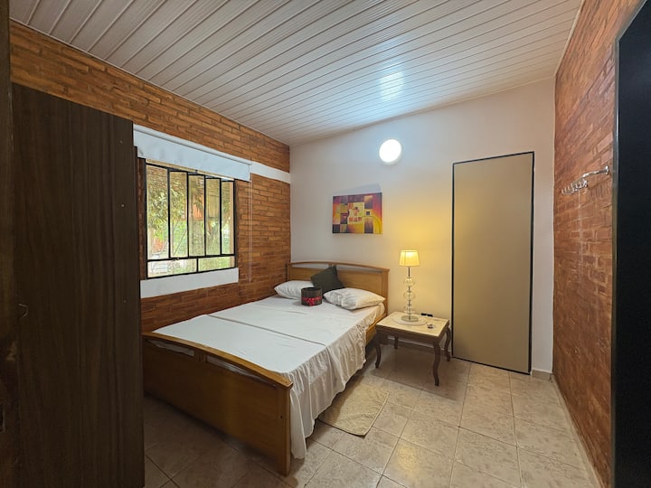 Casa Acogedora Privada En Patio Amplio Compartido - Paraguay