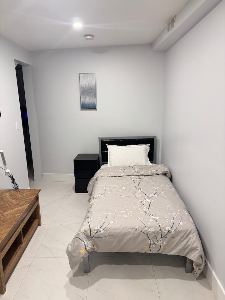 Spacious Bsmt Bachelor W/t Private Bth And Kitchen - Toronto