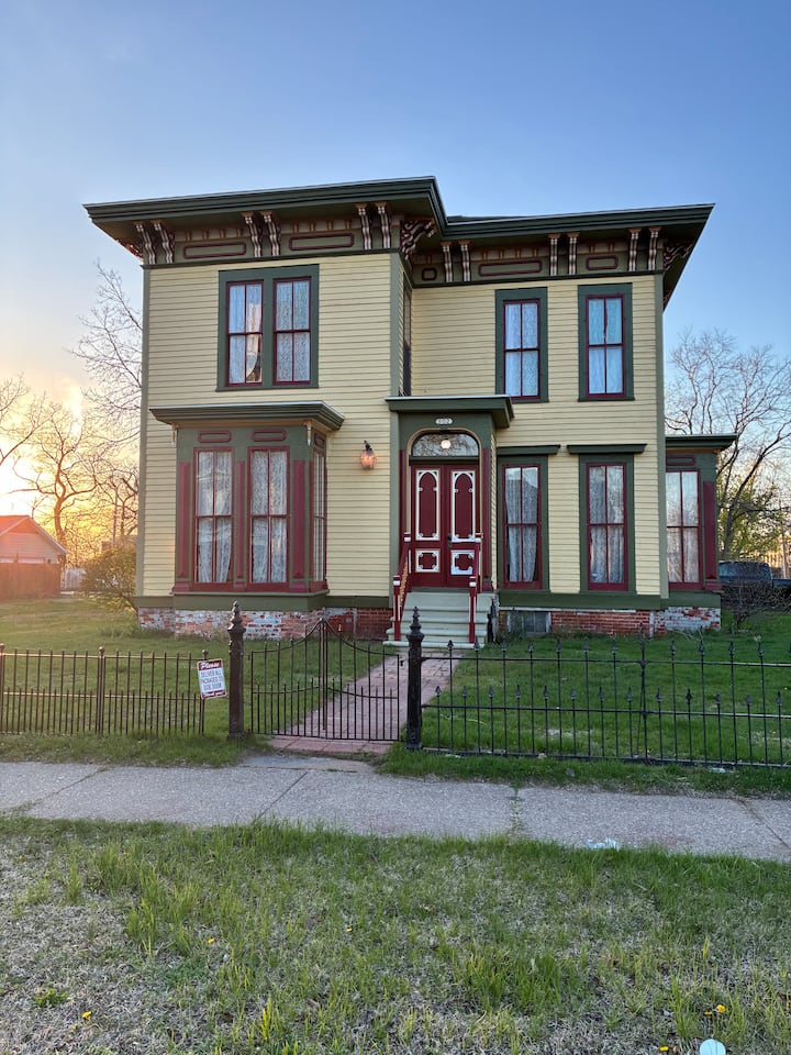 1865 Gilded Age Victorian In Downtown Muskegon - Muskegon, MI