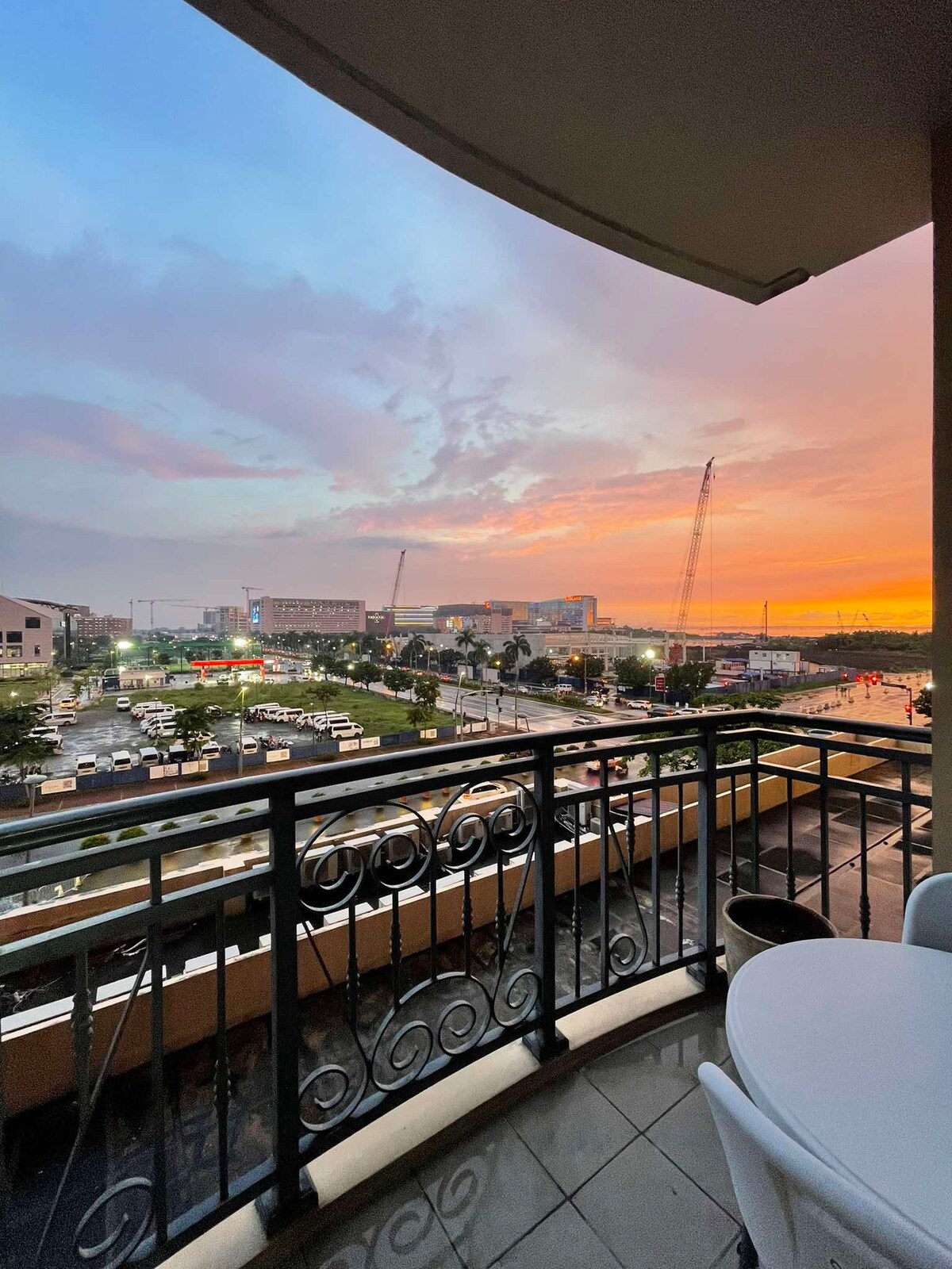 Mall of Asia Condotel-2BR Deluxe Free Pool Access in Parañaque, Metro ...
