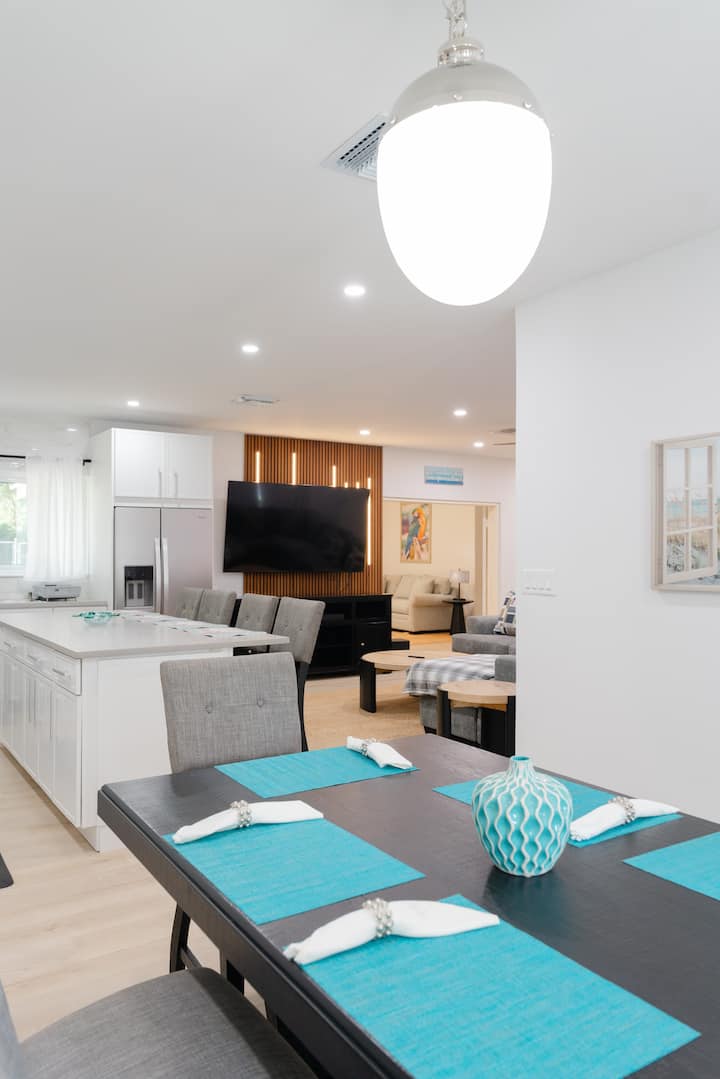 Spacious 4br Modern Coastal Home By The Water - Nassau