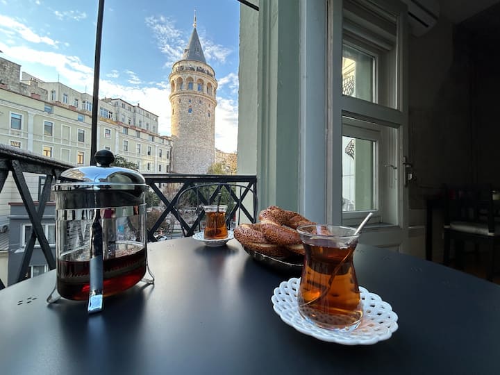Right Hand To Galata Tower, Left Hand To Bosphorus - Turkije