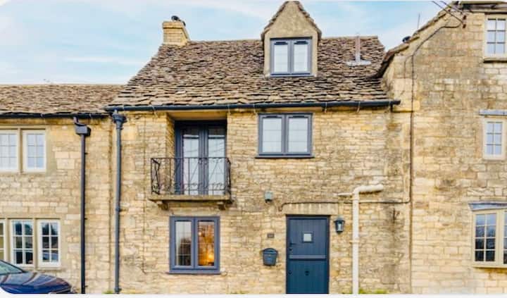 Charming Cotswold Cottage With Stunning Views - Tetbury