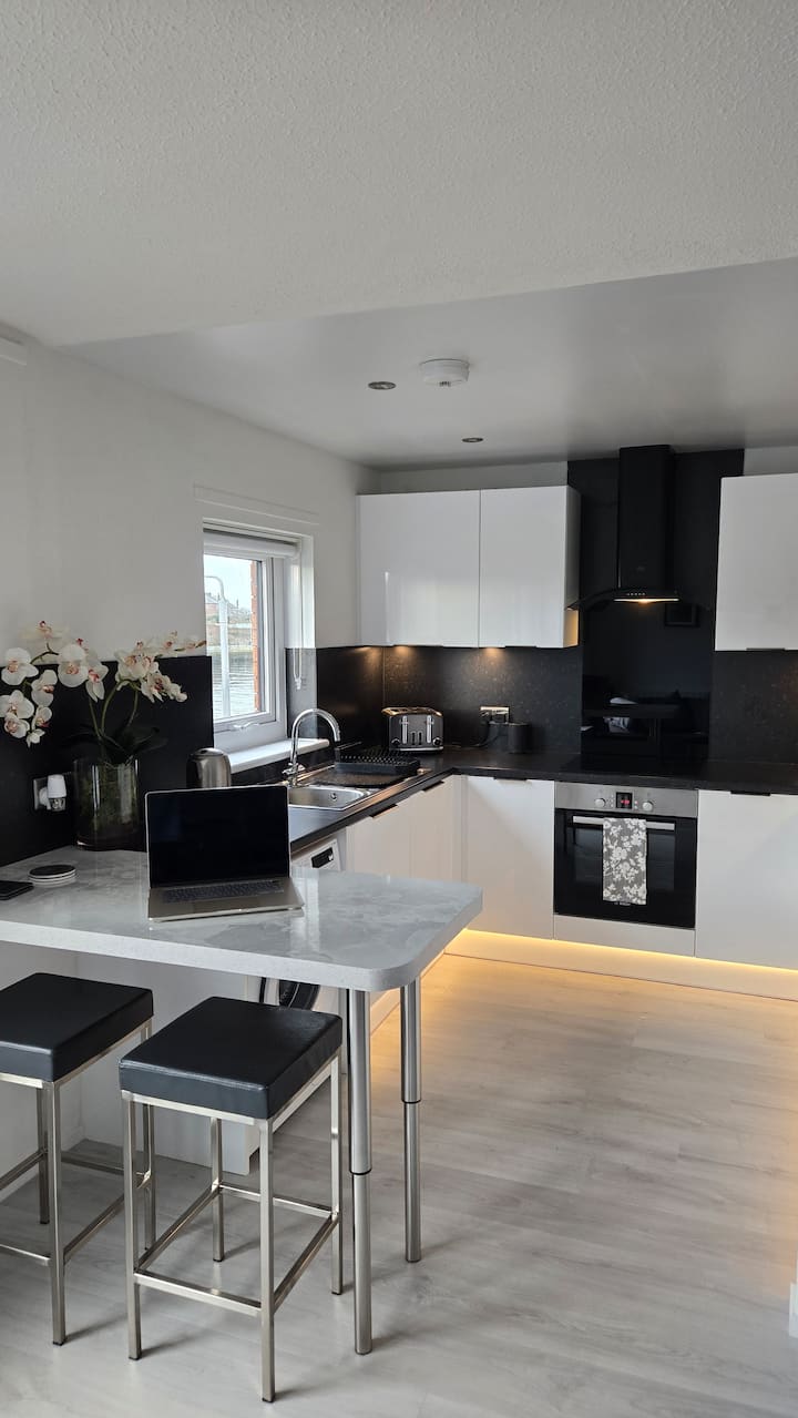 Stunning Refurbished Riverside Apartment. - Ayr, UK