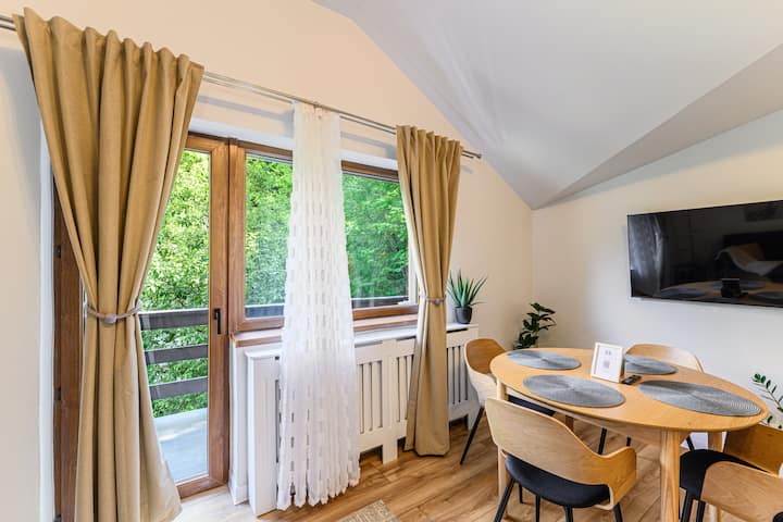 Hublou Home: Entire Floor Balcony & Mountain View - Sinaia