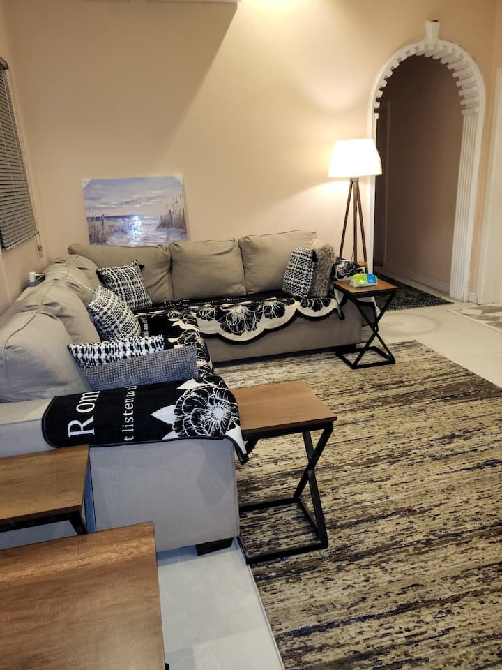 غرفتين وصاله فاخره + تلفزيون ٧٠ بوصه - Jeddah