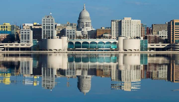 Sunny 2bdr By Lake • 5 Min To Downtown Madison. - Madison, WI