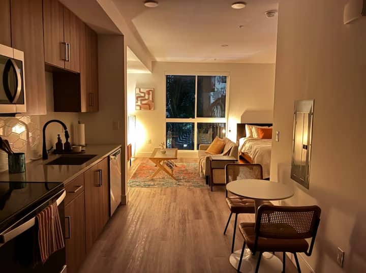 Luxury Hollywood Studio: Pool - Parking -Gym - Hollywood, CA