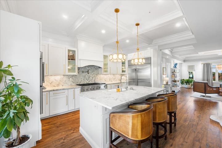 Luxury Retreat W/ Ocean Views + Fire Pit Sleeps 10 - Fishers Island, NY